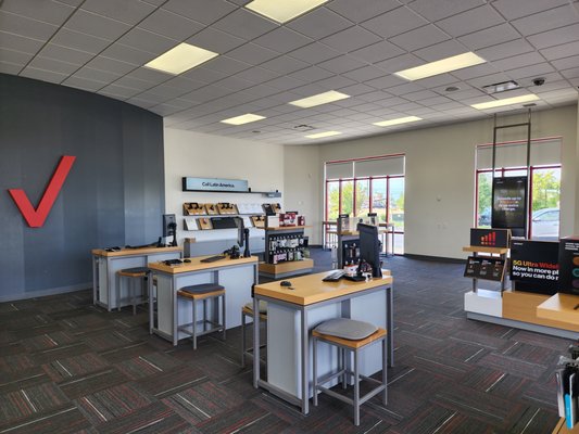 VERIZON - Updated December 2024 - 13 Photos - 4005 Montana Sapphire Dr ...