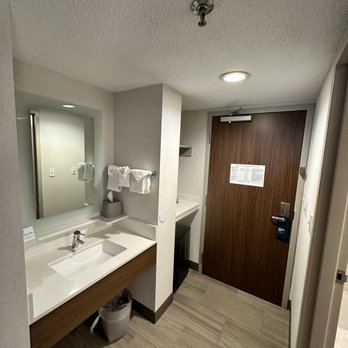 HOLIDAY INN EXPRESS SAUGUS - Updated January 2026 - 89 Photos & 82 ...