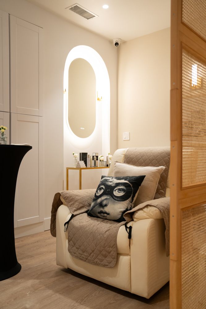 NEW LOUNGE - Updated December 2025 - 32 Photos - 421 N Rodeo Dr ...