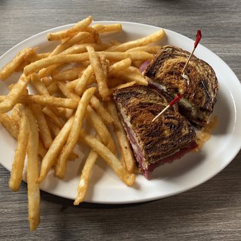 THE ANGRY CLOVER - Updated February 2025 - 40 Photos & 38 Reviews ...