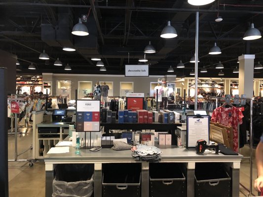 ABERCROMBIE & FITCH OUTLET - Updated June 2025 - 10 Photos & 25 Reviews ...
