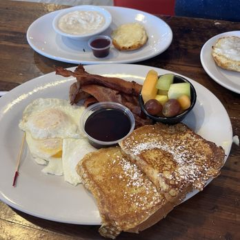 MAPLE LEAF DINER - Updated November 2024 - 4995 Photos & 3769 Reviews ...