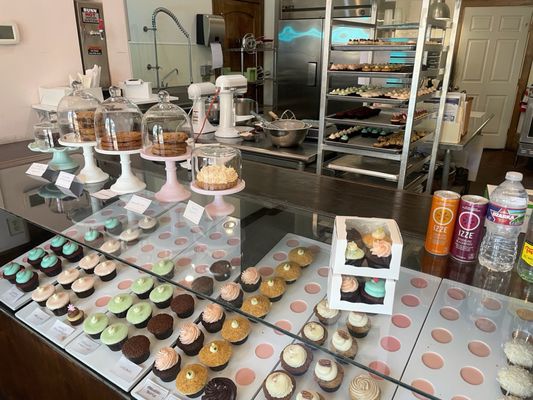 CELEBRITY CUPCAKES - Updated September 2024 - 196 Photos & 289 Reviews ...