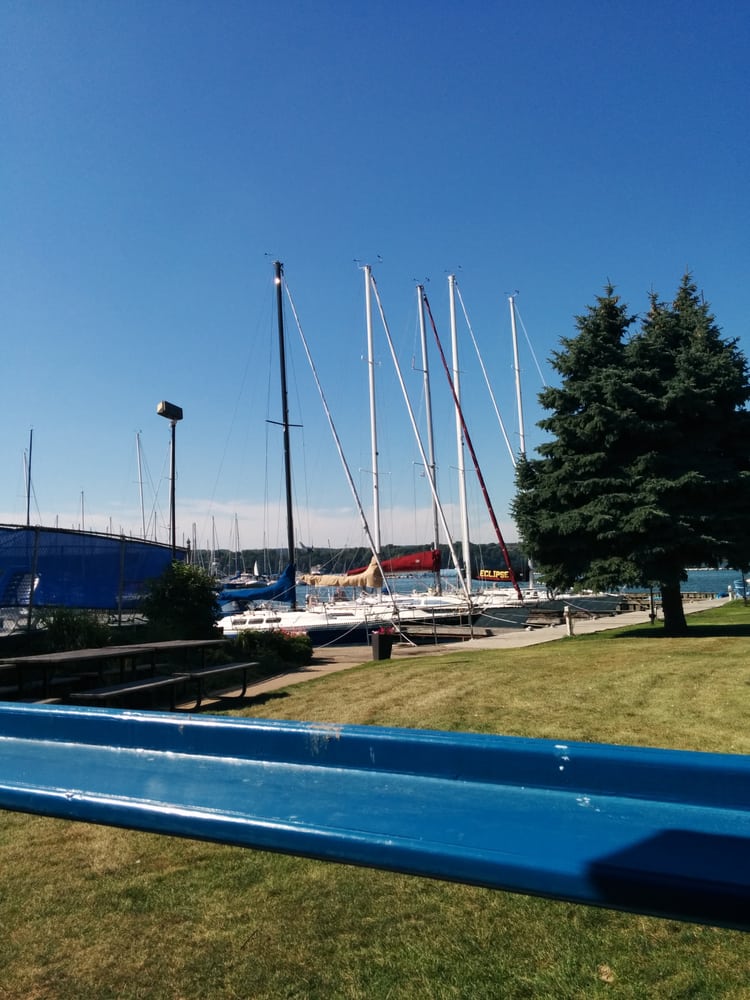 ROYAL HAMILTON YACHT CLUB - Updated September 2025 - 555 Bay St North ...