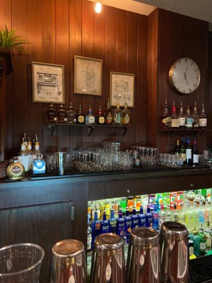 THIRSTY’S COCKTAILS & LOUNGE - Updated December 2025 - 98 Photos & 21 ...