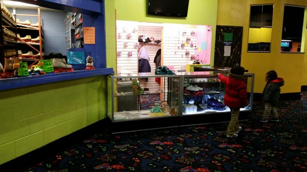 GREENBRIER FAMILY SKATING CENTER - 58 Photos & 35 Reviews - 1409 ...