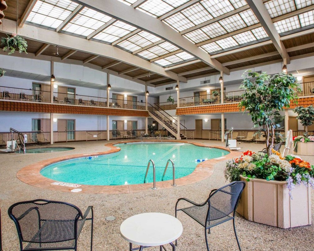 QUALITY INN & SUITES DOWNTOWN - 29 Photos & 19 Reviews - 321 S ...