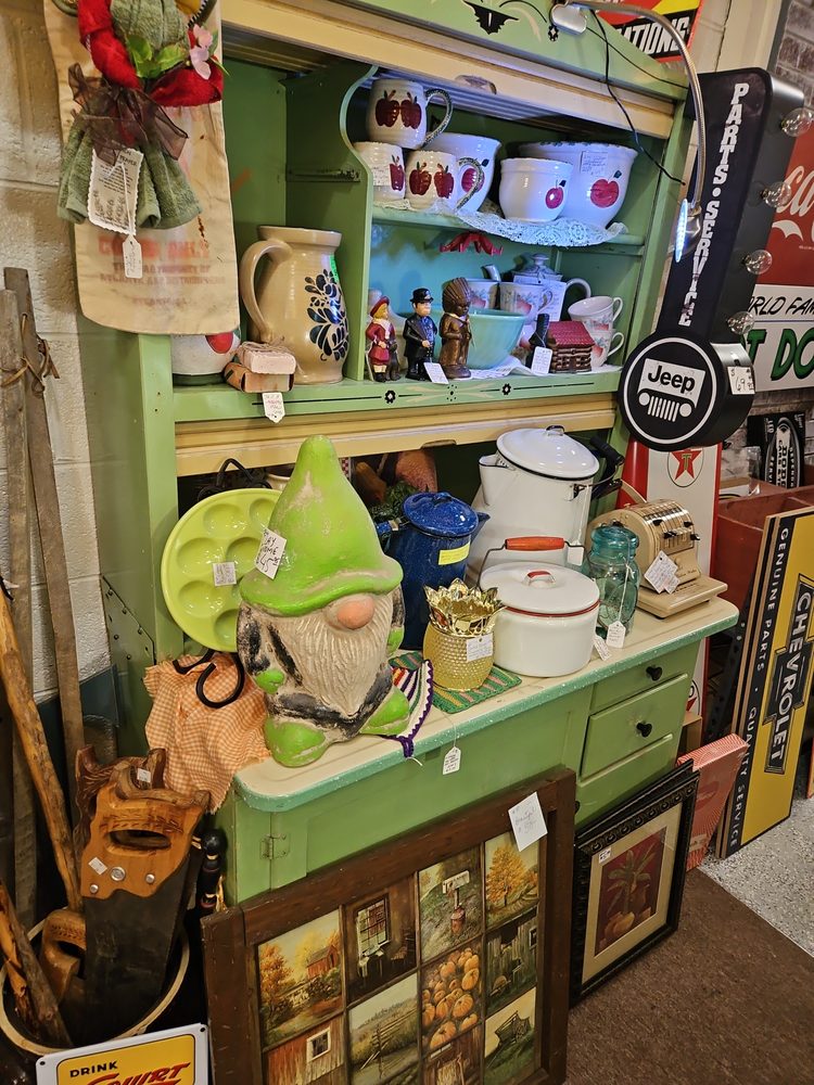 PJ FORGE PICKERS - Updated June 2025 - 60 Photos - 3333 Pkwy, Pigeon Forge, Tennessee - Antiques ...