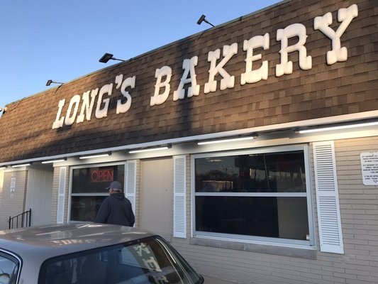 LONG’S BAKERY - 427 Photos & 561 Reviews - Donuts - 1453 N Tremont St ...