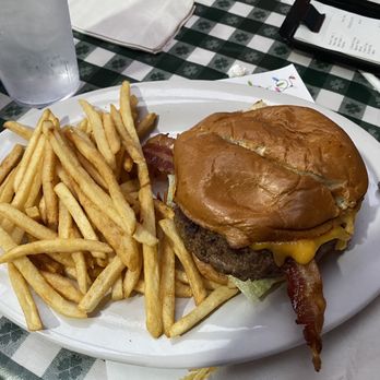 HAMBURGER FACTORY FAMILY RESTAURANT - 637 Photos & 588 Reviews - 14122 ...