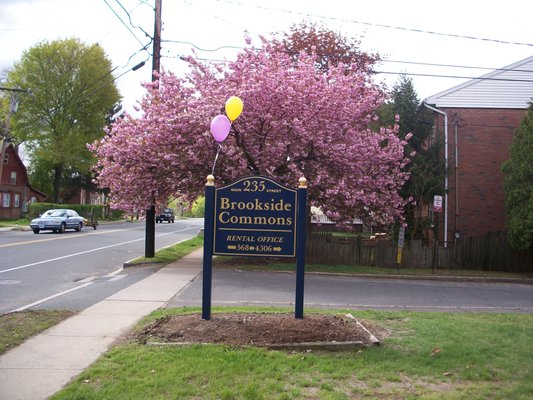 BROOKSIDE COMMONS APARTMENTS - Updated December 2025 - 235 Main St ...