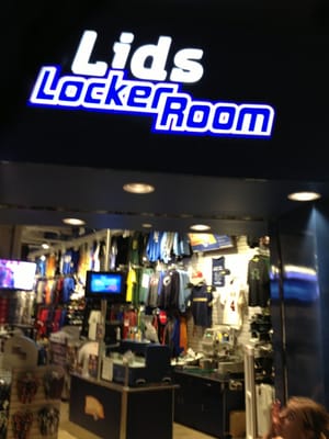 LIDS LOCKER ROOM - Updated December 2025 - 28 Photos & 29 Reviews - 231 ...