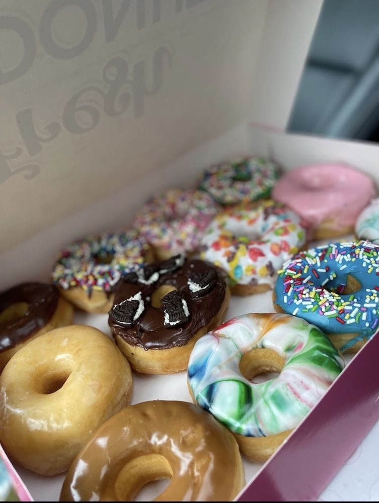 LOVES DONUTS - Updated September 2025 - 124 Photos - 1032 E Henri De ...