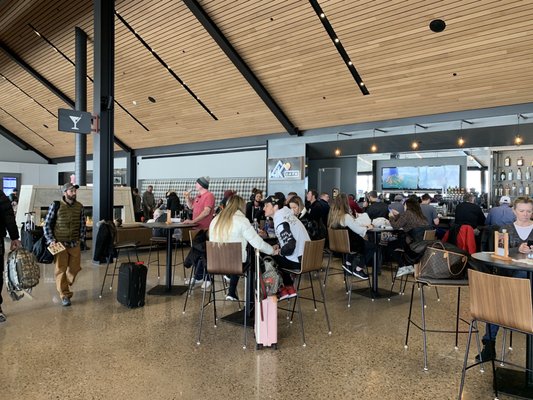 EAGLE COUNTY REGIONAL AIRPORT - EGE - 102 Photos & 49 Reviews ...