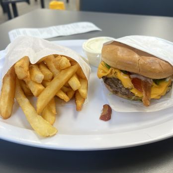 TOM’S JR BURGERS - Updated June 2024 - 70 Photos & 104 Reviews - 2775 ...