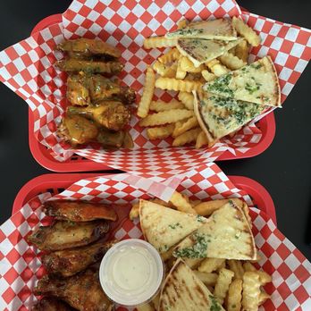 VALLEY WINGS - Updated January 2026 - 343 Photos & 470 Reviews - 1495 N ...