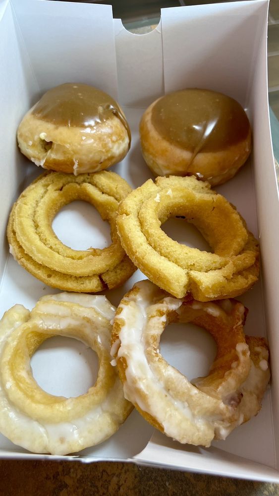 BIG APPLE DONUTS AND CAFE OF TAYLORS - 12 Photos - 3245 Wade Hampton ...