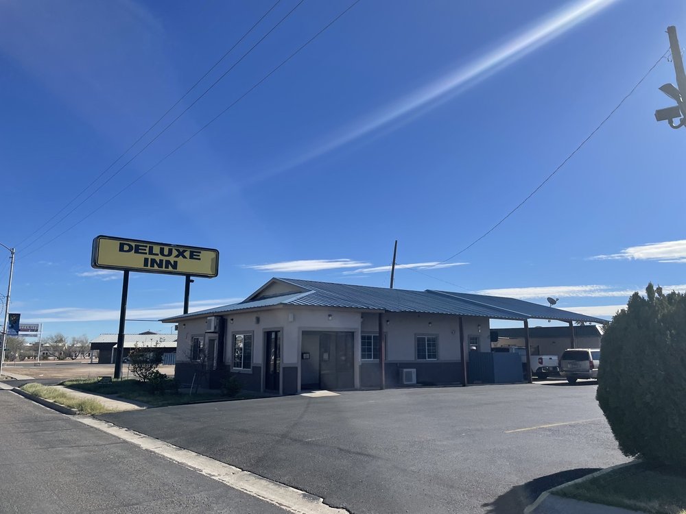 DELUXE INN - Updated November 2024 - 66 Photos & 87 Reviews - 500 E ...