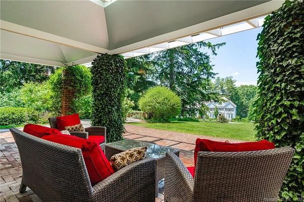 WILLIAM RAVEIS REAL ESTATE - Updated December 2025 - 13 Photos - 125 ...