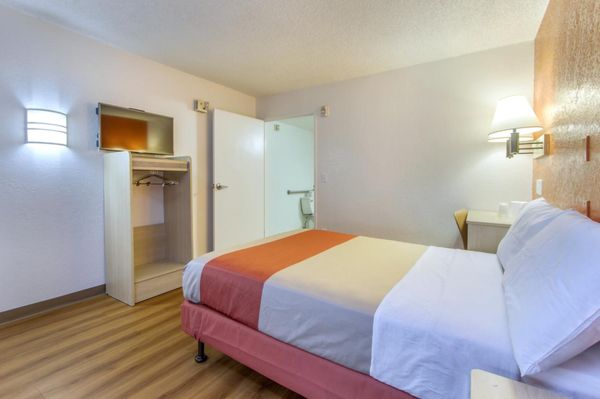 PHOENIX INN - Request Information - 26 Photos - 8152 N Black Canyon Hwy ...