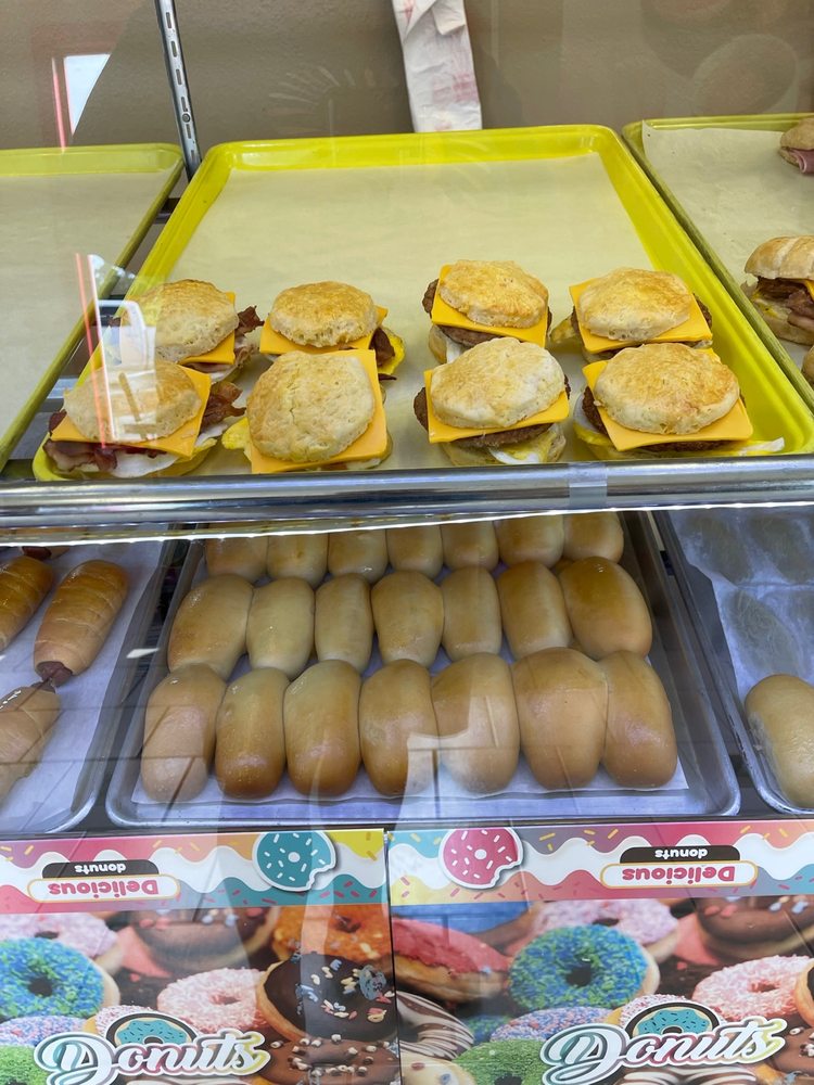 DEE DEE DONUTS OF RIVERSIDE - Updated November 2025 - 20 Photos - 3722 ...