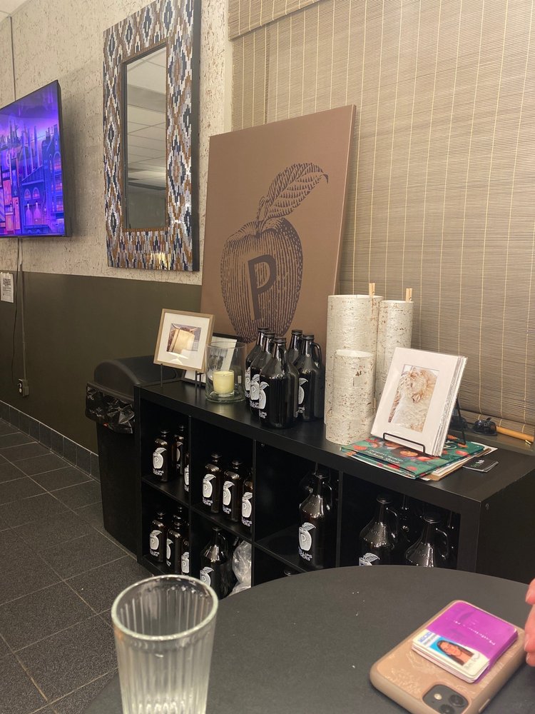 PHILLIPS CIDER BAR & MARKET - 3000 Vine St Lansing Mi 48879, Lansing ...