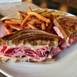 MYSTIC ROGUE IRISH PUB - Updated 05/2025 - 203 Photos & 52 Reviews ...