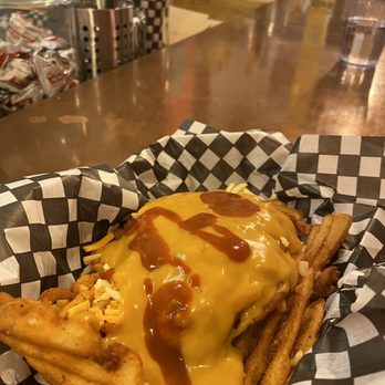 BETWEEN 2 BUNS - Updated June 2025 - 92 Photos & 30 Reviews - 105 E ...