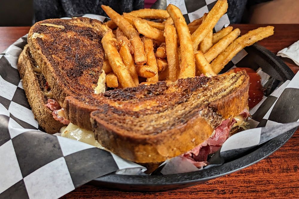 GREASE MONKEY SPORTS BAR & GRILL - Updated August 2025 - 25 Photos & 32 ...