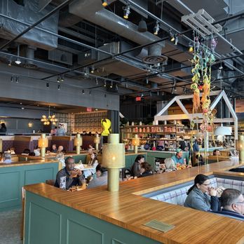 FOUNDING FARMERS RESTON STATION - Updated April 2025 - 1399 Photos ...