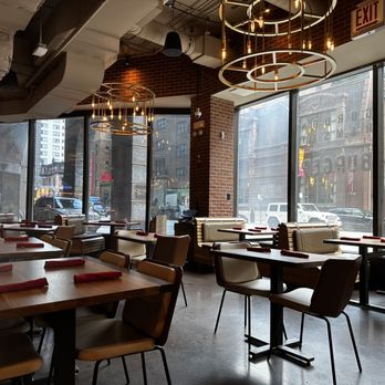 GORDON RAMSAY BURGER - 885 Photos & 452 Reviews - 2 E Ontario St ...