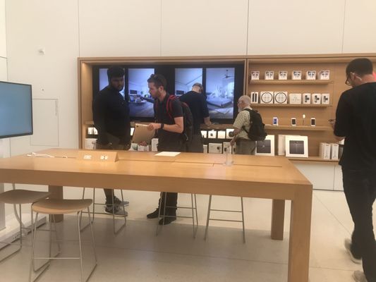 APPLE STORE - Updated December 2025 - 29 Photos & 162 Reviews - 702 N ...