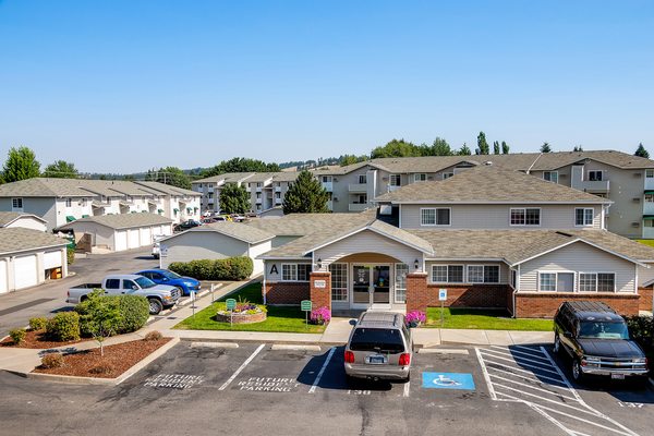 EAGLE POINTE APARTMENTS - Updated April 2025 - 16 Photos - 2718 North ...