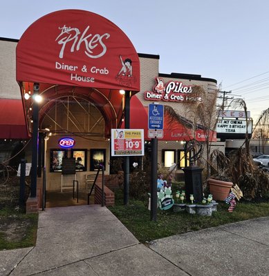 PIKES CINEMA BAR AND GRILL - Updated October 2025 - 173 Photos & 128 ...