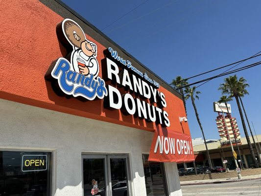 RANDY’S DONUTS - Updated July 2024 - 91 Photos & 30 Reviews - 4805 ...
