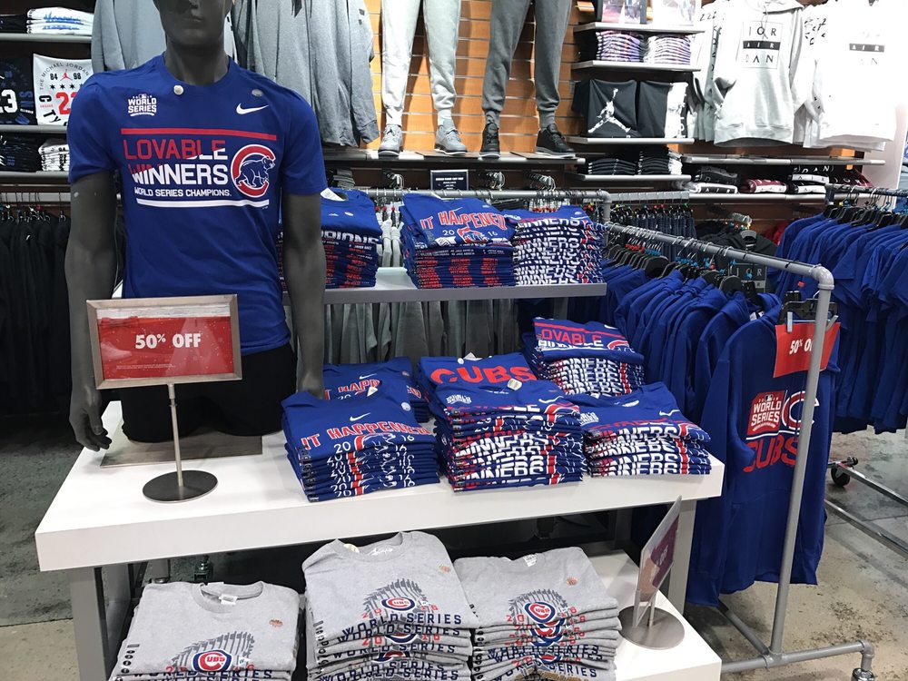 CHAMPS NIKE YARDLINE - 7501 W Cermak Rd, North Riverside, Illinois ...