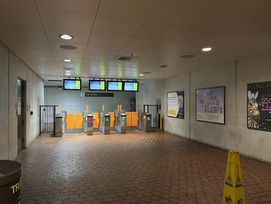 GALLERY PLACE-CHINATOWN METRO STATION - Updated August 2025 - 257 ...