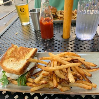 TRAPPEZE PUB - Updated March 2025 - 292 Photos & 560 Reviews - 269 N ...