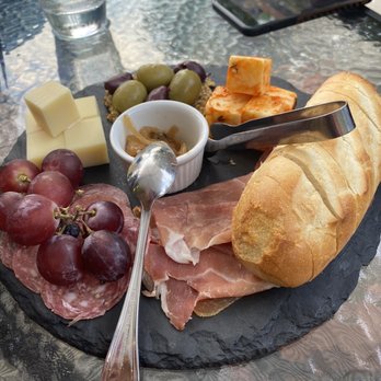 THE LIVERY TAVERN - Updated December 2024 - 75 Photos & 135 Reviews ...