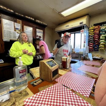 COZY INN - Updated January 2026 - 285 Photos & 374 Reviews - 108 N 7th ...