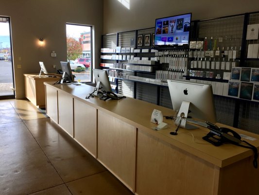 CONNECTING POINT COMPUTER CENTERS - Updated November 2024 - 21 Photos ...