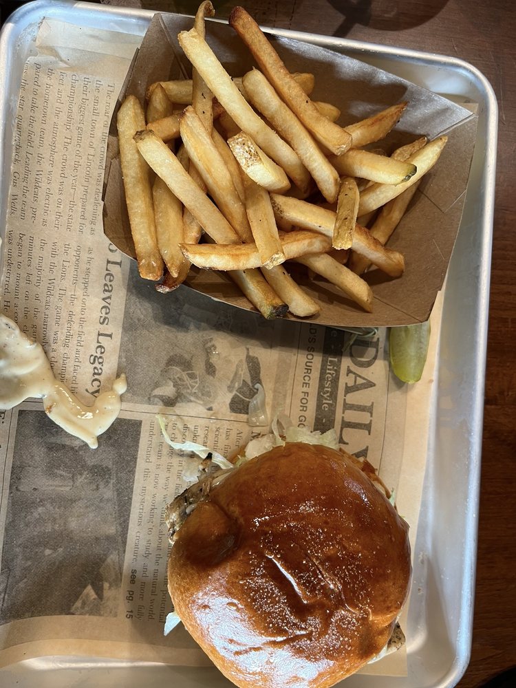 HUSKIES RESTAURANT AND BAR - Updated April 2025 - 12 Photos - 33 Wilbur ...