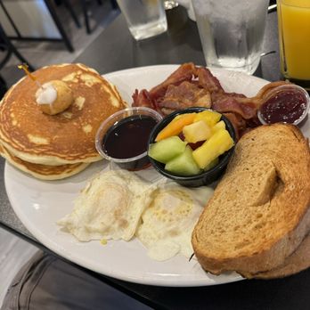 MAPLE LEAF DINER - Traditional American Restaurant in Dallas, Texas at ...