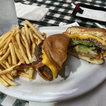 HAMBURGER FACTORY FAMILY RESTAURANT - 637 Photos & 588 Reviews - 14122 ...