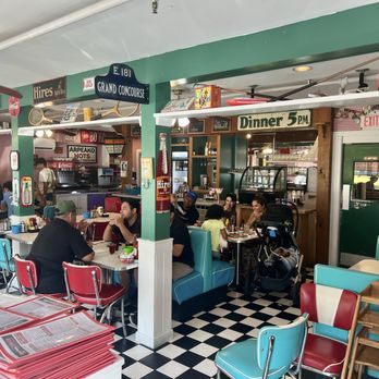 EDGARTOWN DINER - Updated June 2025 - 107 Photos & 105 Reviews - 65 ...