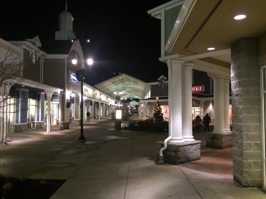 TANGER OUTLETS PITTSBURGH - Updated October 2025 - 140 Photos & 116 ...