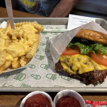 SHAKE SHACK ROUND ROCK - Updated August 2025 - 86 Photos & 44 Reviews ...
