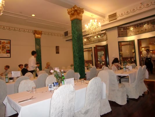 ROOM WITH ROSES - Updated June 2025 - Gallery Level, 117 Adelaide ...