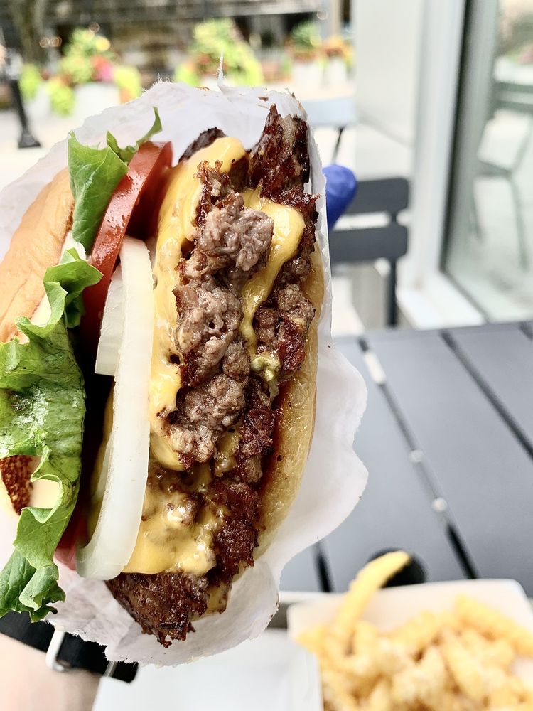 SHAKE SHACK SUBURBAN SQUARE - Updated July 2025 - 41 Photos & 58 ...