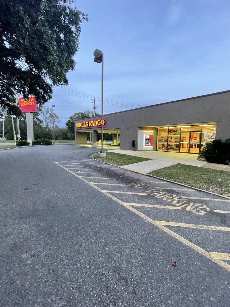 WELLS FARGO BANK - Updated April 2025 - 3001 Dauphin St, Mobile ...